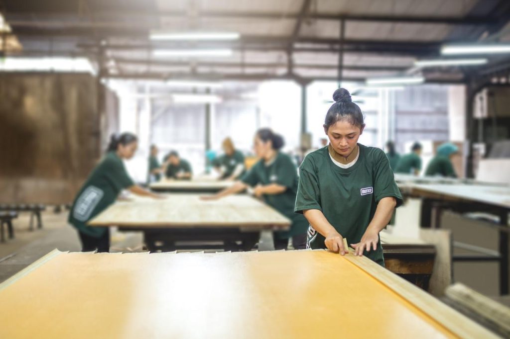 3 Alasan Pentingnya Mencantumkan Foto Karyawan dan Foto Company dalam ...